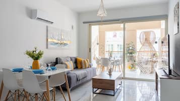 Apartamento, 1 quarto, cozinha, vista para a cidade | Sala de estar | TV 65 polegadas com canais digitais, serviços de streaming