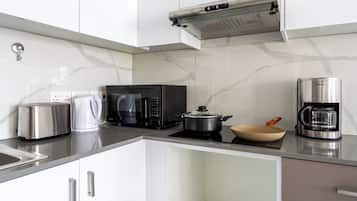 Apartamento, 1 quarto, cozinha, vista para a cidade | Cozinha privada | Geladeira grande, micro-ondas, fogão, cooktop