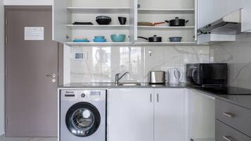 Apartamento, 1 quarto, cozinha, vista para a cidade | Cozinha privada | Geladeira grande, micro-ondas, fogão, cooktop