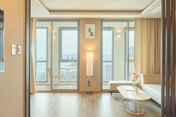 Quarto Duplo Básico, vista parcial para o mar | Sala de estar