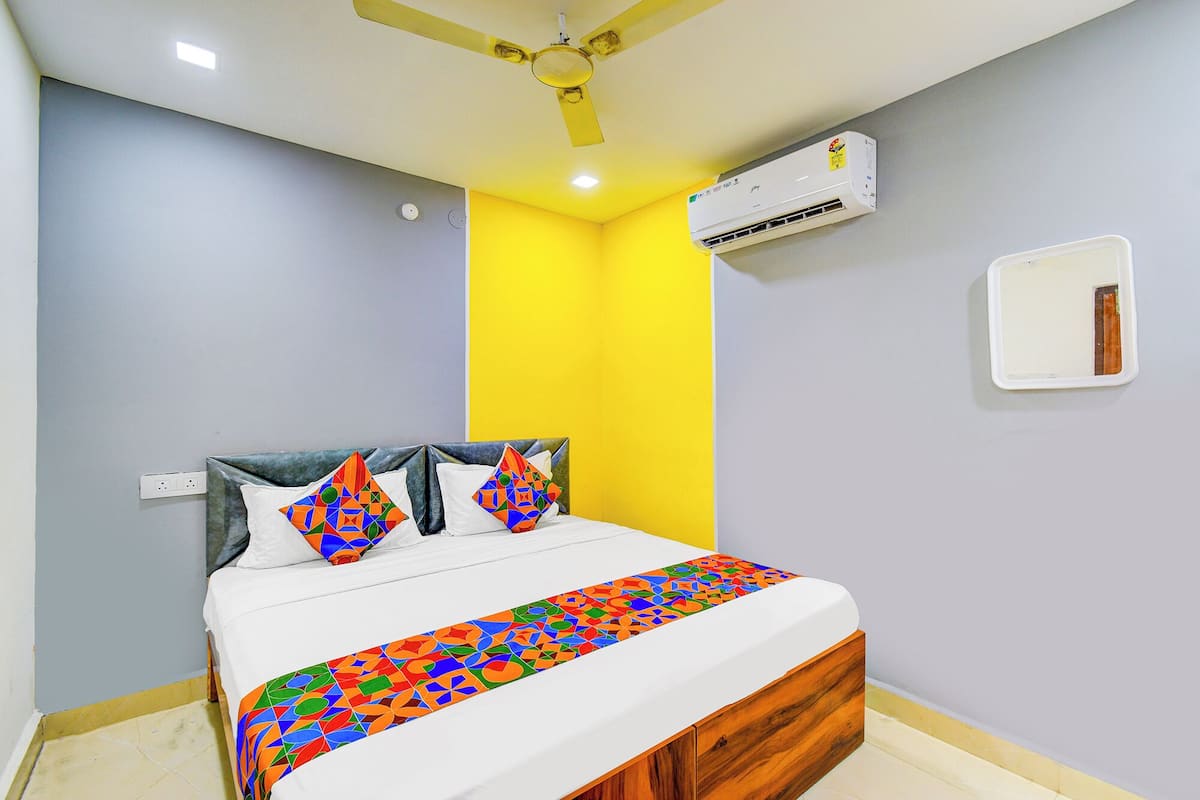 Quarto Deluxe | Lençóis de algodão egípcio, roupa de alta qualidade, cofre no quarto