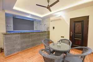 Suite | Sala de estar | Televisor LCD de 32 polegadas com canais por cabo, lareira 