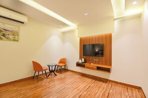 Televisor LCD de 32 polegadas com canais por cabo, lareira 