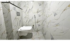 Quarto Deluxe | Casa de banho | Um polibã, um chuveiro fixo, artigos de higiene pessoal grátis