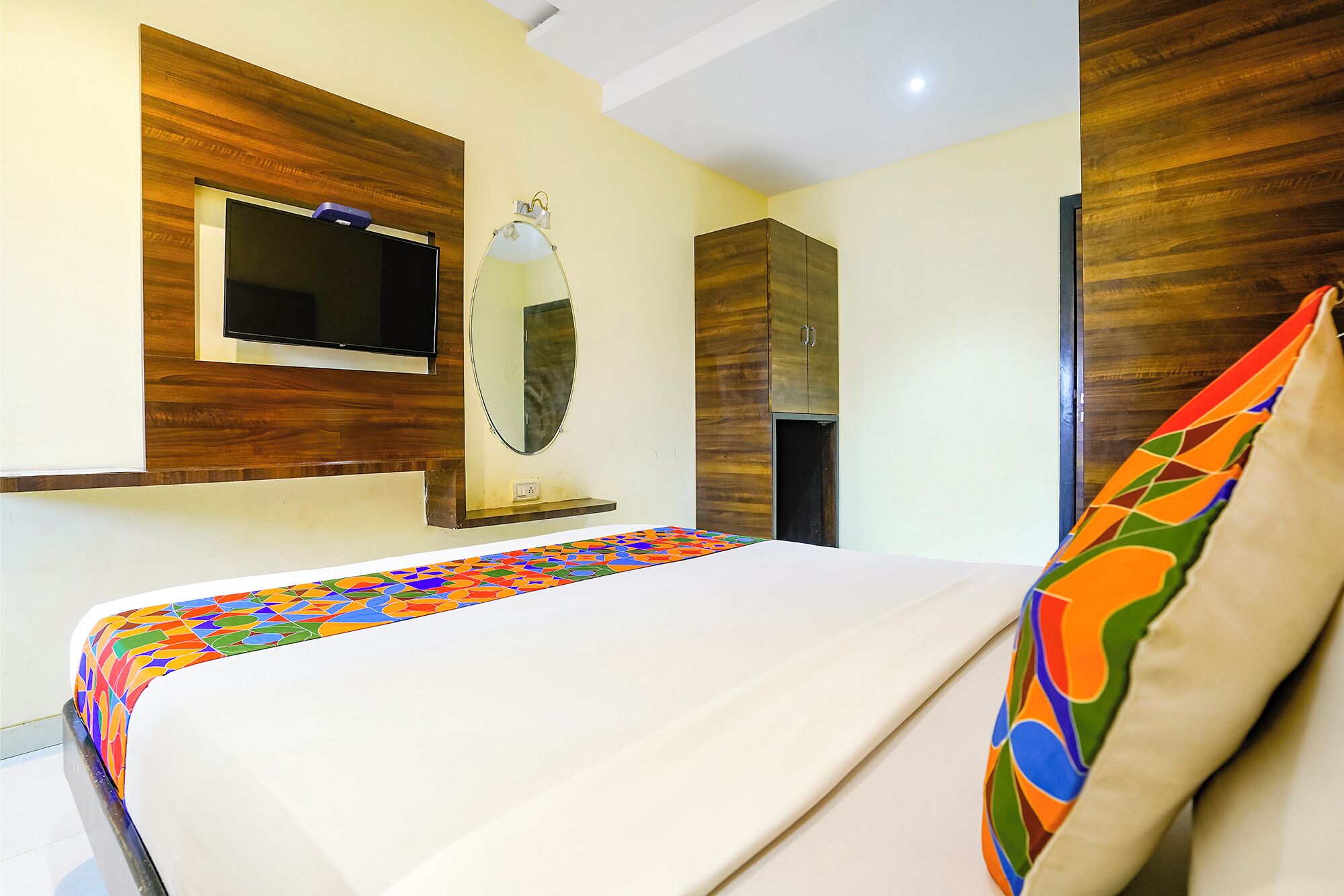 Quarto Twin Deluxe | Lençóis de algodão egípcio, roupa de alta qualidade, cofre no quarto 