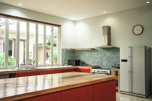Geladeira grande, micro-ondas, fogão, cooktop