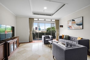 Apartamento, 3 quartos, Vista para a cidade | Sala | Smart TV de 50 polegadas com canais por cabo, Netflix