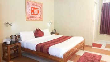 Quarto Duplo Deluxe, Vista para a cidade | Wi-fi grátis, roupa de cama fornecida