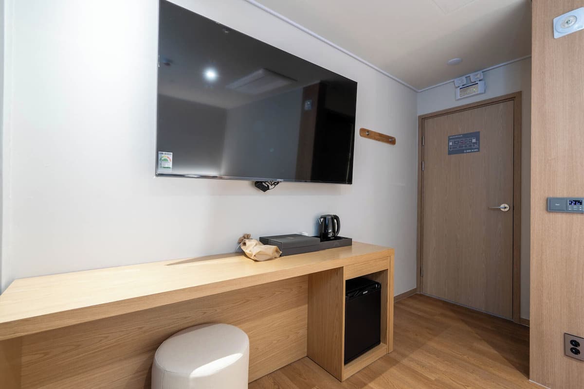 Quarto Duplo Básico, vista para a montanha | Secretária, secretária adequada para computadores portáteis