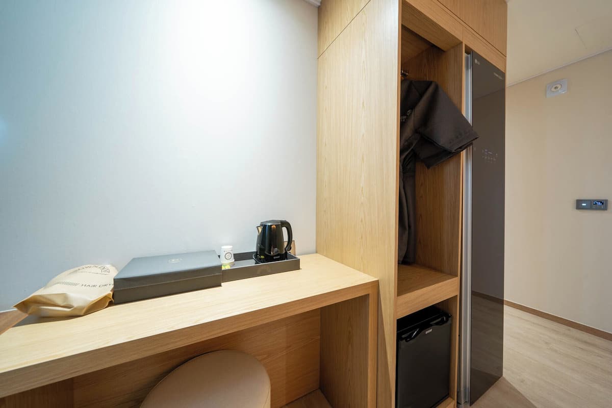 Quarto Duplo de Luxo, Vista para a cidade | Secretária, secretária adequada para computadores portáteis