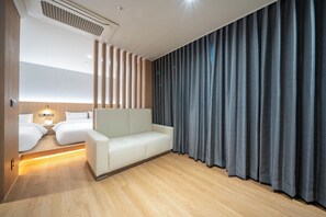 Quarto Twin Familiar, vista para a montanha | Sala de estar