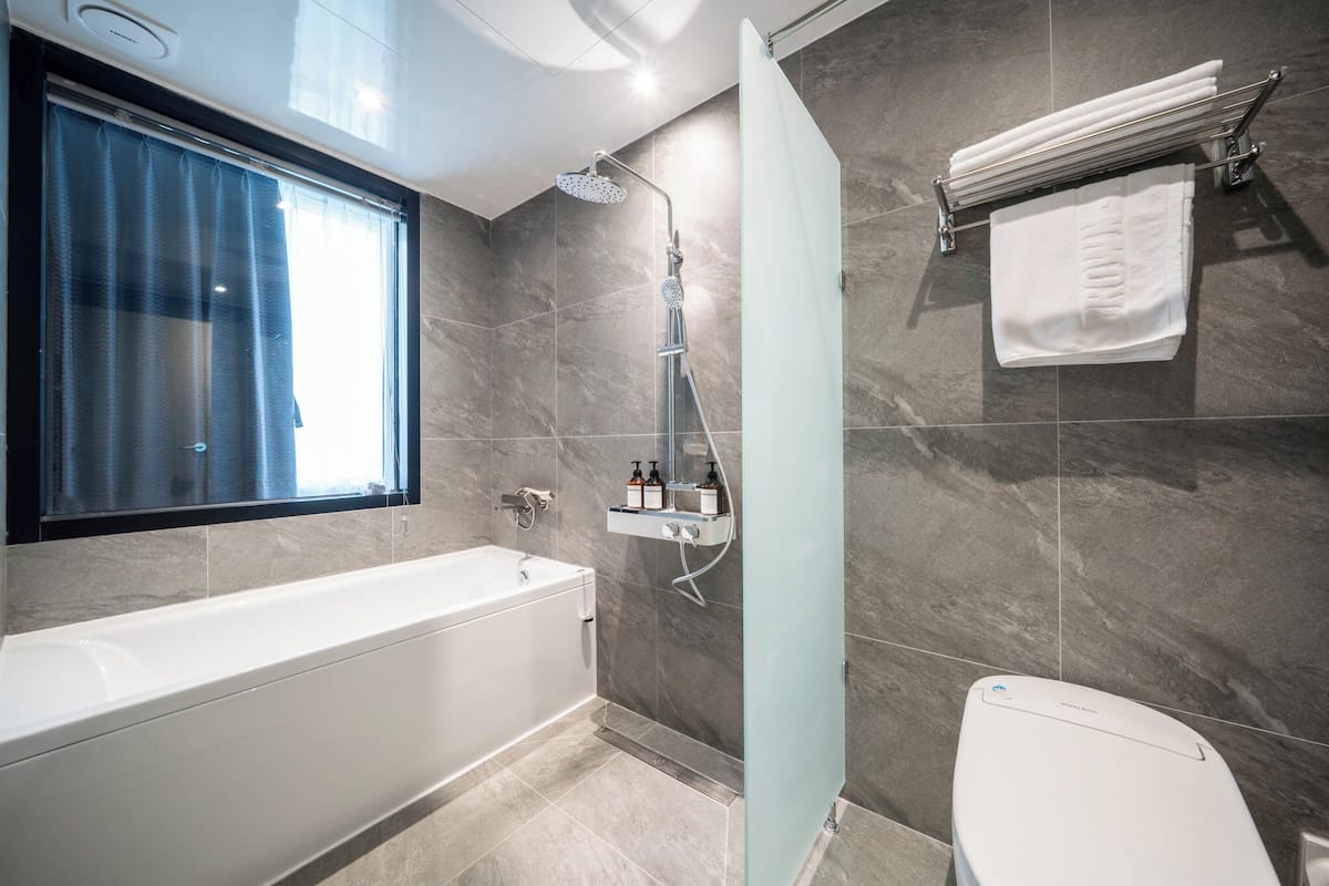 Quarto Duplo Superior, Vista para a cidade | Casa de banho | Um polibã e uma banheira separados, um secador de cabelo