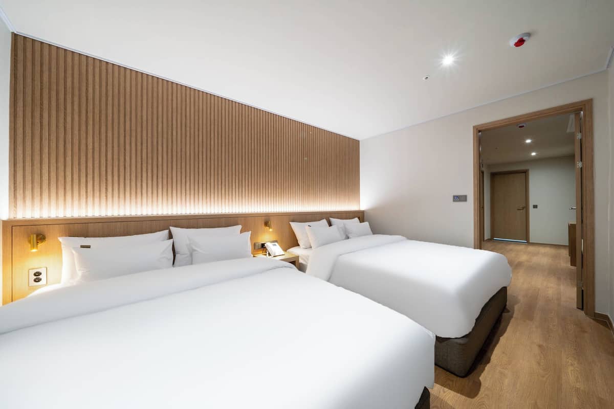 Quarto Twin Royal, Vista para a cidade | Secretária, secretária adequada para computadores portáteis