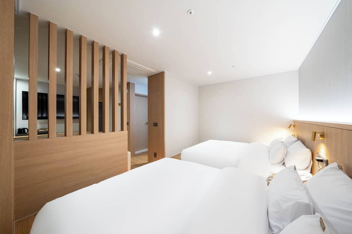 Quarto Twin Familiar, vista para a montanha | Secretária, secretária adequada para computadores portáteis