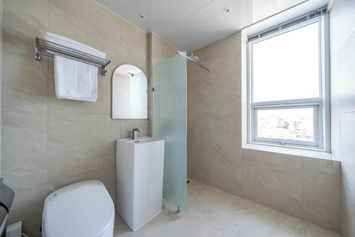 Quarto Duplo Deluxe, Vista para a cidade | Casa de banho | Um polibã e uma banheira separados, um secador de cabelo