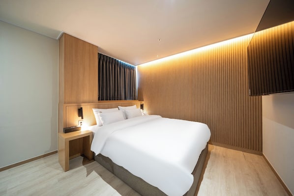 Quarto Duplo Deluxe, Vista para a cidade | Secretária, secretária adequada para computadores portáteis