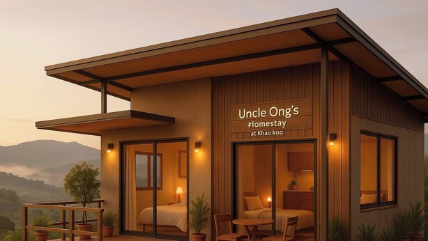 Um edifício moderno, térreo, com fachada de madeira e janelas amplas. Apresenta uma varanda com assentos e plantas em vasos, um quarto visível com cama e mesa de cabeceira, e uma placa com a inscrição "Uncle Ong's #Homestay at Khao Knoop".