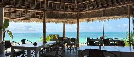 Pequenos-almoços, almoços, jantares servidos, com vista para a praia