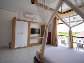 Quarto casal ou duplo luxo, sacada, vista para a piscina | Cofres nos quartos, escrivaninha, espaço de trabalho para notebook