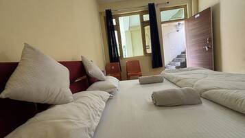 Quarto Duplo Deluxe, vista para a colina | Secretária, Wi-fi grátis