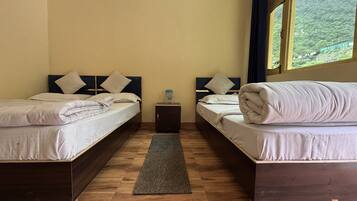 Quarto Triplo Deluxe, vista para a colina | Secretária, Wi-fi grátis