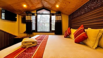 Quarto casal luxo, vista para a montanha | Escrivaninha, Wi-Fi de cortesia, roupa de cama
