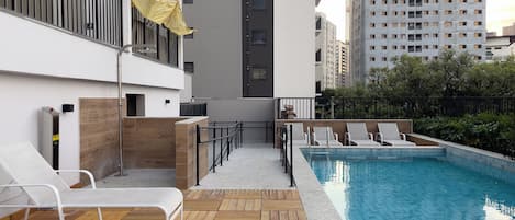 Piscina exterior, da(s) 8:00 à(s) 22:00, guarda-sóis, espreguiçadeiras