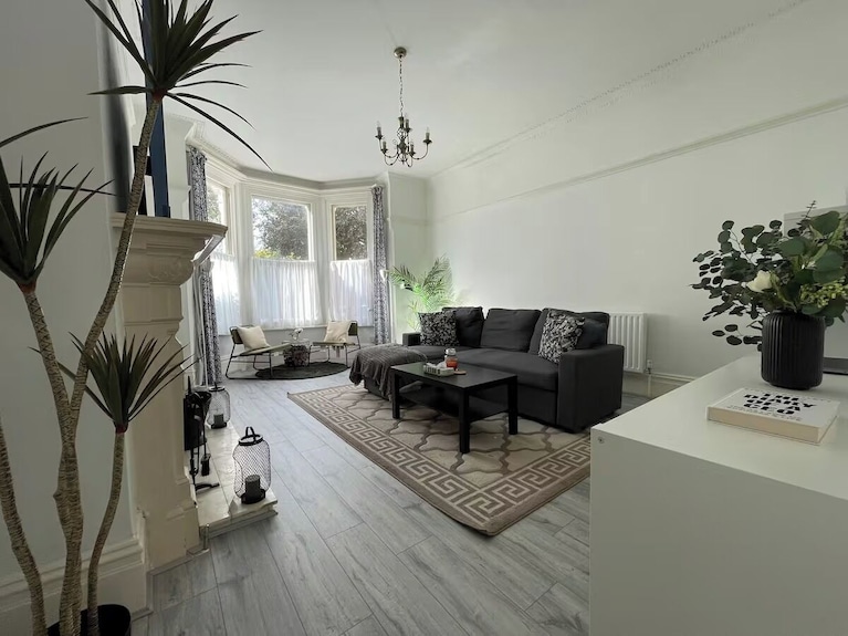 Spacious Flat | Sleeps 7, Pet-friendly + Parking - 牛津