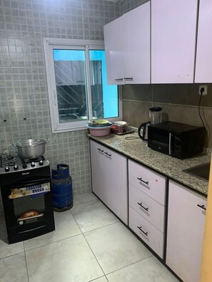 Um frigorífico, um micro-ondas, uma placa de cozinha