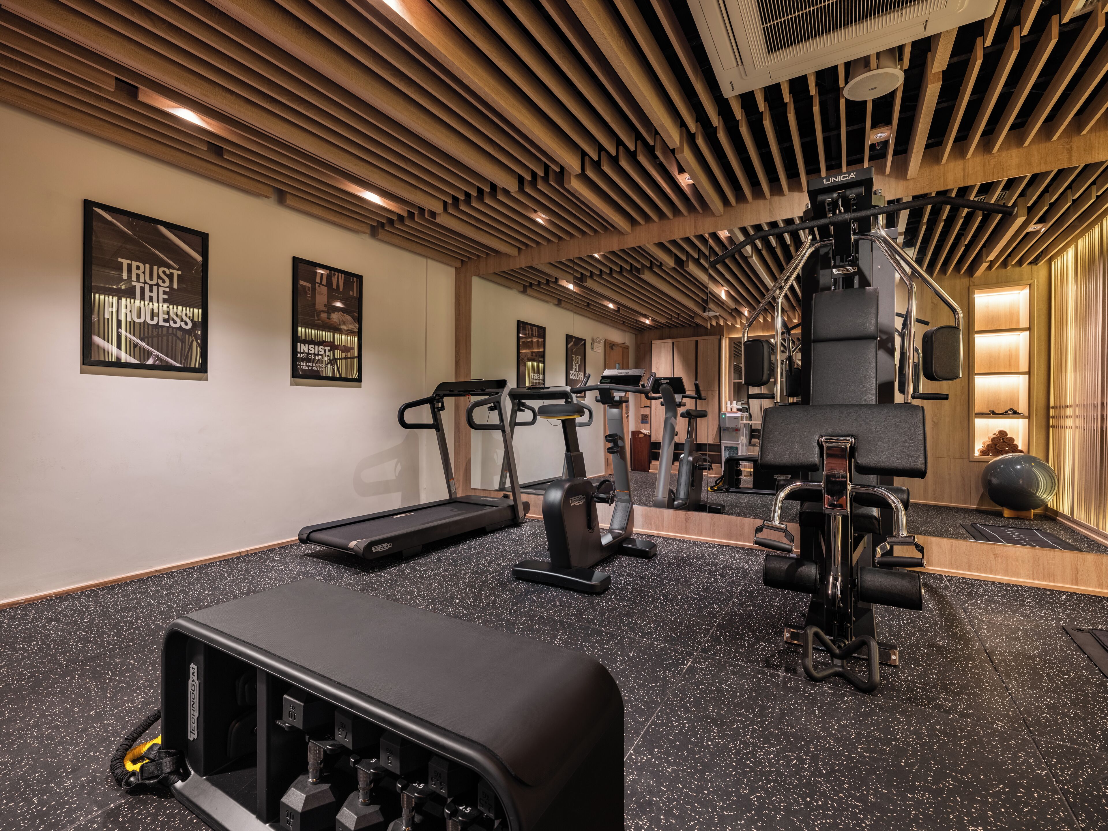 Academia com esteiras, elípticos e equipamentos de musculação.