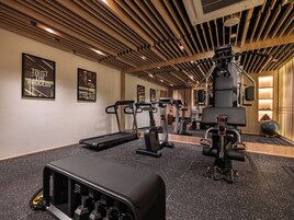 Academia com esteiras, elípticos e equipamentos de musculação.