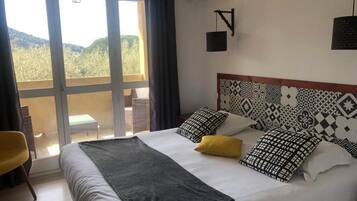Quarto casal superior, para não fumantes, vista para o jardim | Cofres nos quartos, individualmente decorados