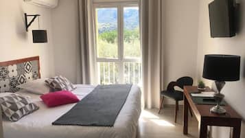 Quarto Duplo ou Twin Comfort, vista para o jardim | Cofre no quarto, com decoração personalizada