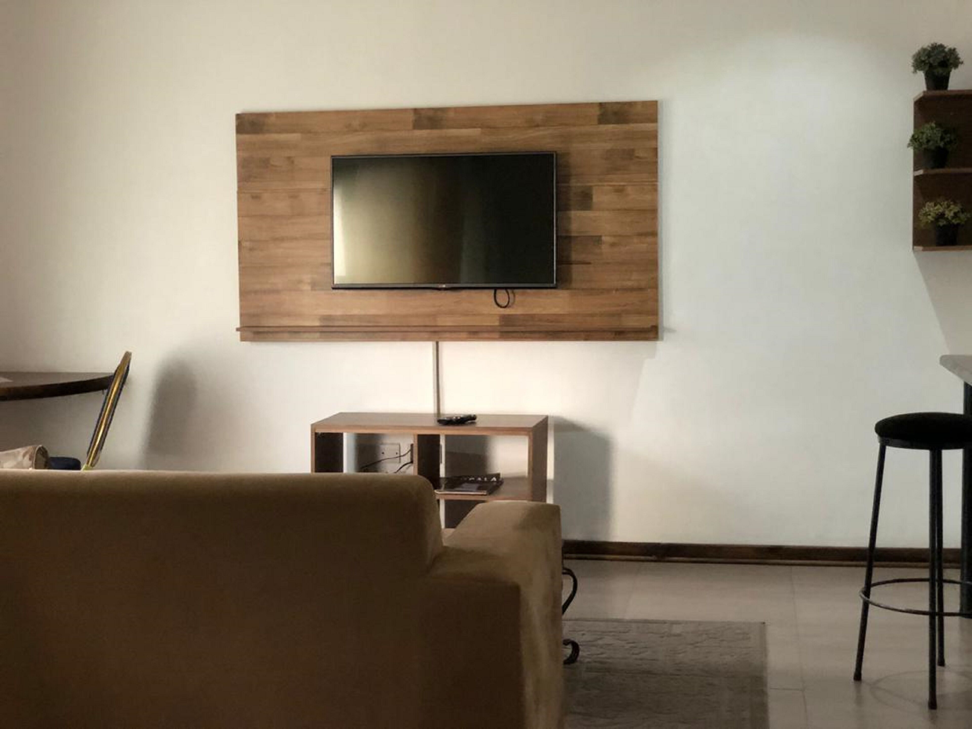 Quarto casal luxo, sacada, vista para o pátio | Área de estar | Smart TV 36 polegadas com canais a cabo, Netflix, serviços de streaming