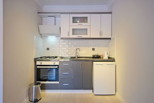 Suite-Estúdio, vista para a piscina | Cozinha privada | Minifrigorífico, uma placa de cozinha, uma cadeira de bebé