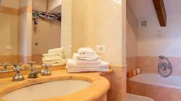 Apartamento, vista para a cidade | Banheiro