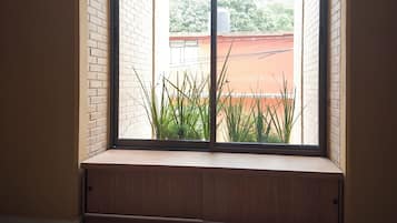 Apartamento de Luxo, Vista para a cidade | Secretária, secretária adequada para computadores portáteis