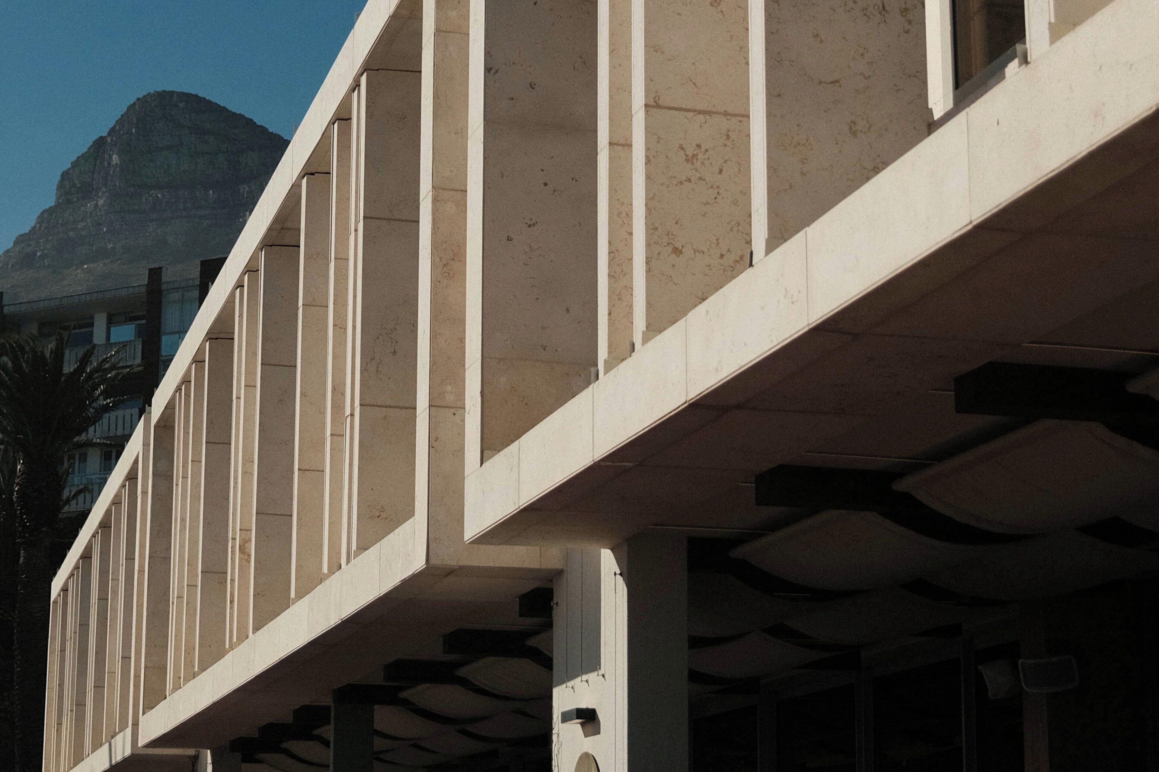 Um edifício moderno com fachada geométrica e uma saliência marcante.
