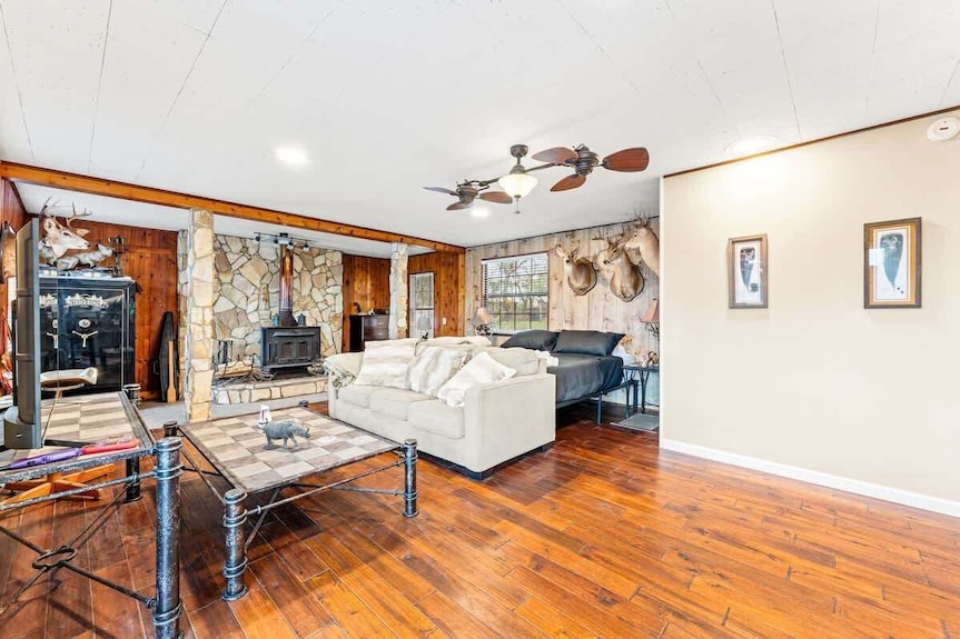 Waterfront Fishing Lodge, King Bed, Stovepipe Fireplace - Jacksonville