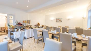 Pequeno-almoço tipo buffet diário incluído