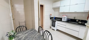 Apartamento | Cozinha privada | Um frigorífico, um micro-ondas, uma cafeteira/bule, liquidificador
