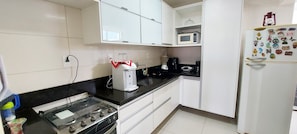 Apartamento | Cozinha privada | Um frigorífico, um micro-ondas, uma cafeteira/bule, liquidificador