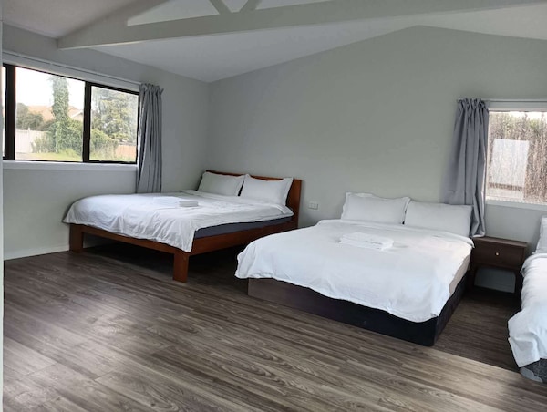 4 Double Beds And 2 Sofa Bed Chalet - Rotorua