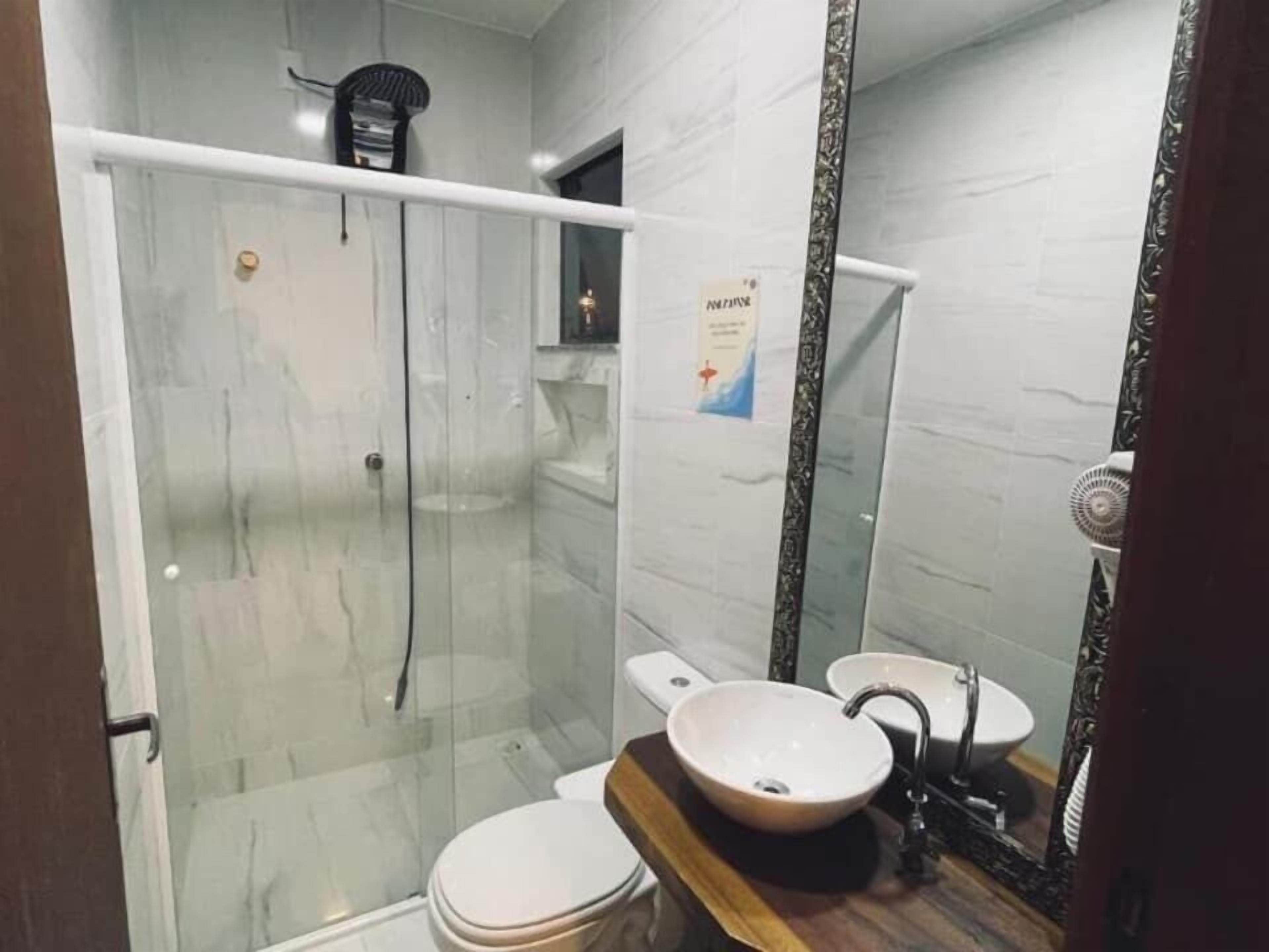 Chuveiro, secador de cabelo, toalhas de banho, sabonete