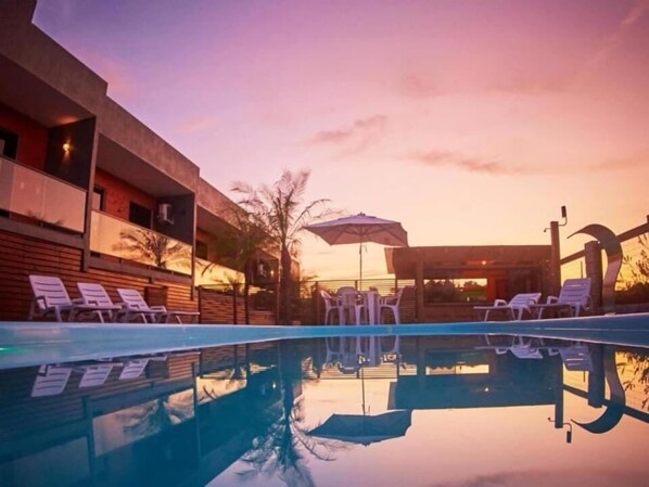 Piscina exterior, da(s) 8:00 à(s) 22:00, espreguiçadeiras 