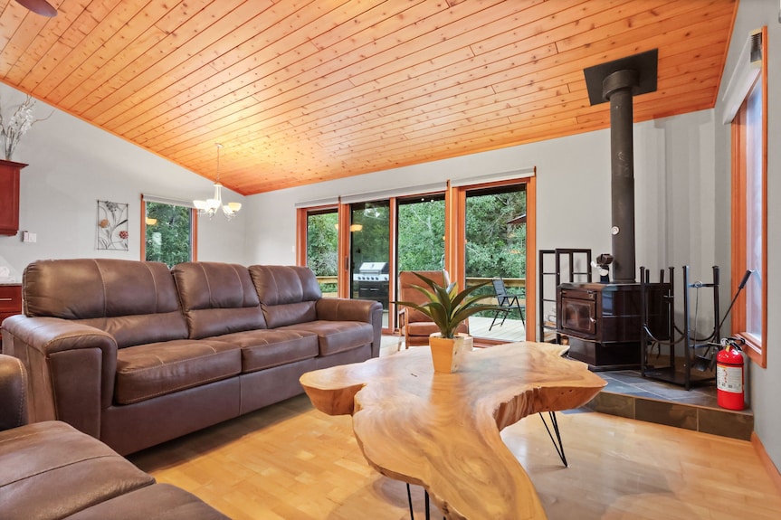 Cozy 3br Lakefront Retreat Featuring Sauna, Hot Tub, Kayaks - Manitoba