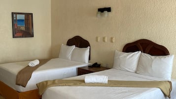 Quarto casal standard | Cofres nos quartos, escrivaninha, ferros/tábuas de passar roupa