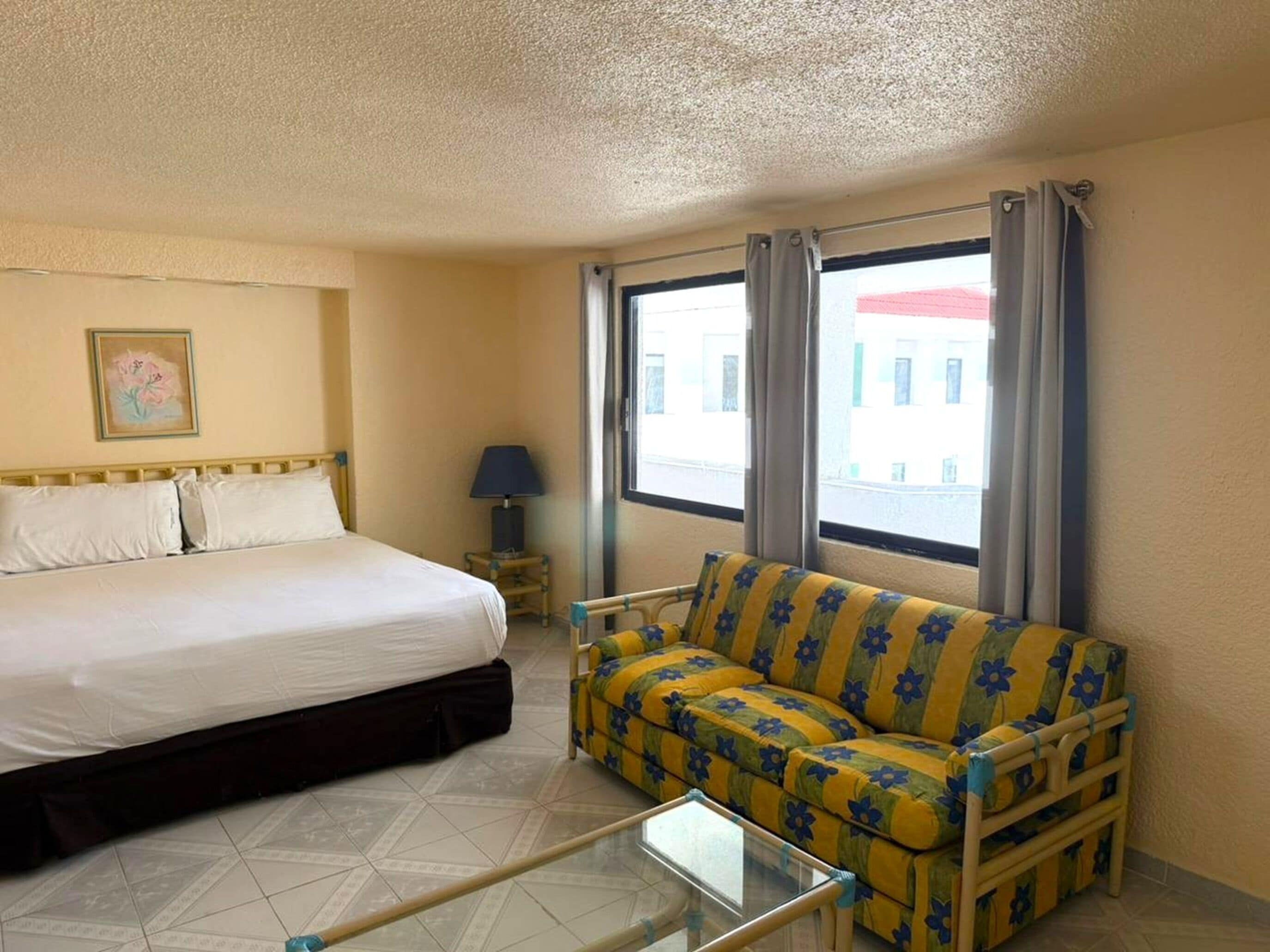 Suíte júnior | Cofres nos quartos, escrivaninha, espaço de trabalho para notebook