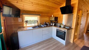 Cabana de Madeira Deluxe (Lewis Longpod) | Cozinha privada | Um frigorífico/congelador grande, um micro-ondas, um forno