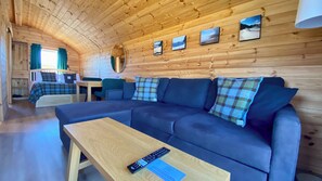Cabana de Madeira Deluxe (Lewis Longpod) | Sala de estar | Televisor de ecrã plano de 32 polegadas com canais digitais, Netflix